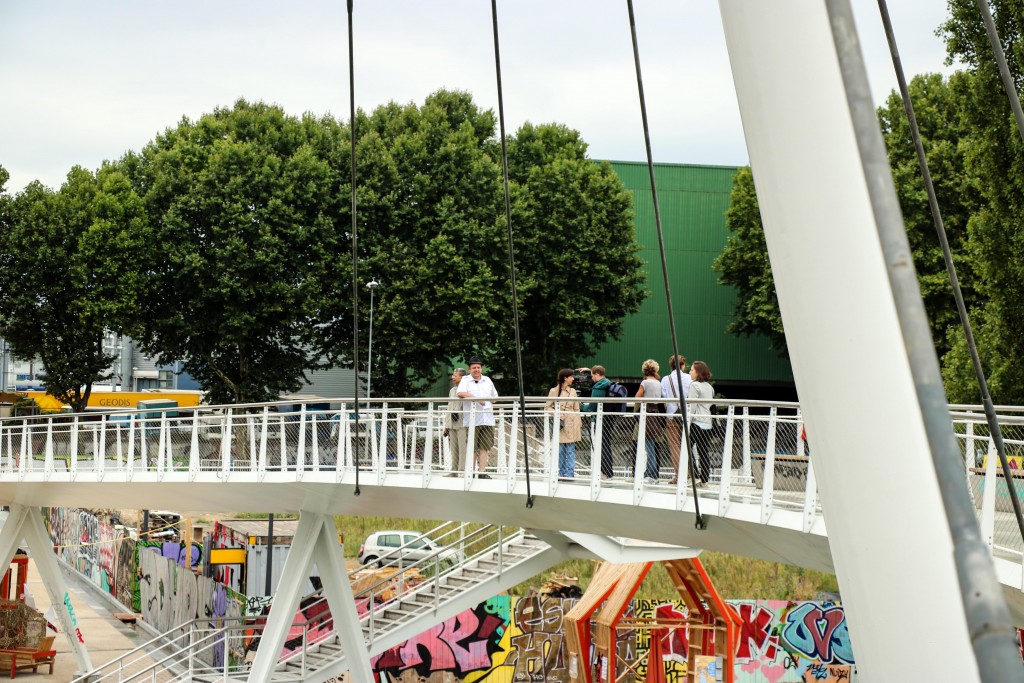Crossing Pedestrian Bridge - Paris Insights - The Blog Paris Insights ...